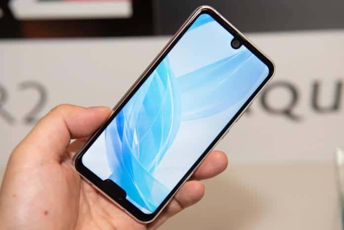Sharp Aquos R2 Compact: The first Dual-notch phone with SnD 845 chipset ...
