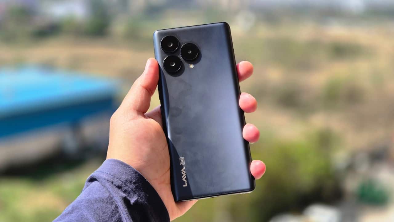 Nokia Beam Max vs. Lava Blaze Curve: 16GB RAM, 8500mAh Battery!